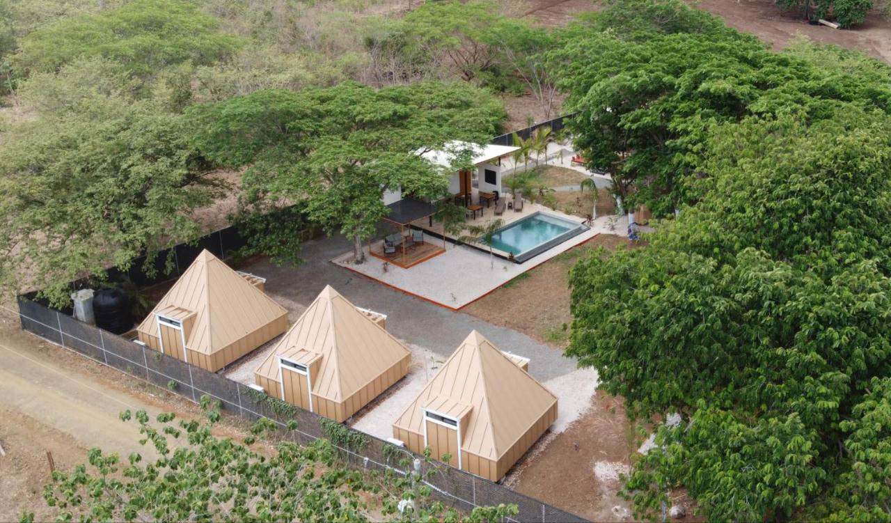 🌴 Disfruta tu Estadía en Pyramid Lodge Tamarindo 🏊‍♀️ 🌞